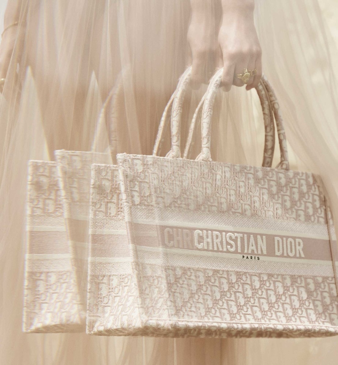 DIOR迪奥中国官方网站-迪奥时装-奢侈品包包-男士鞋履-DIOR迪奥官网 | DIOR